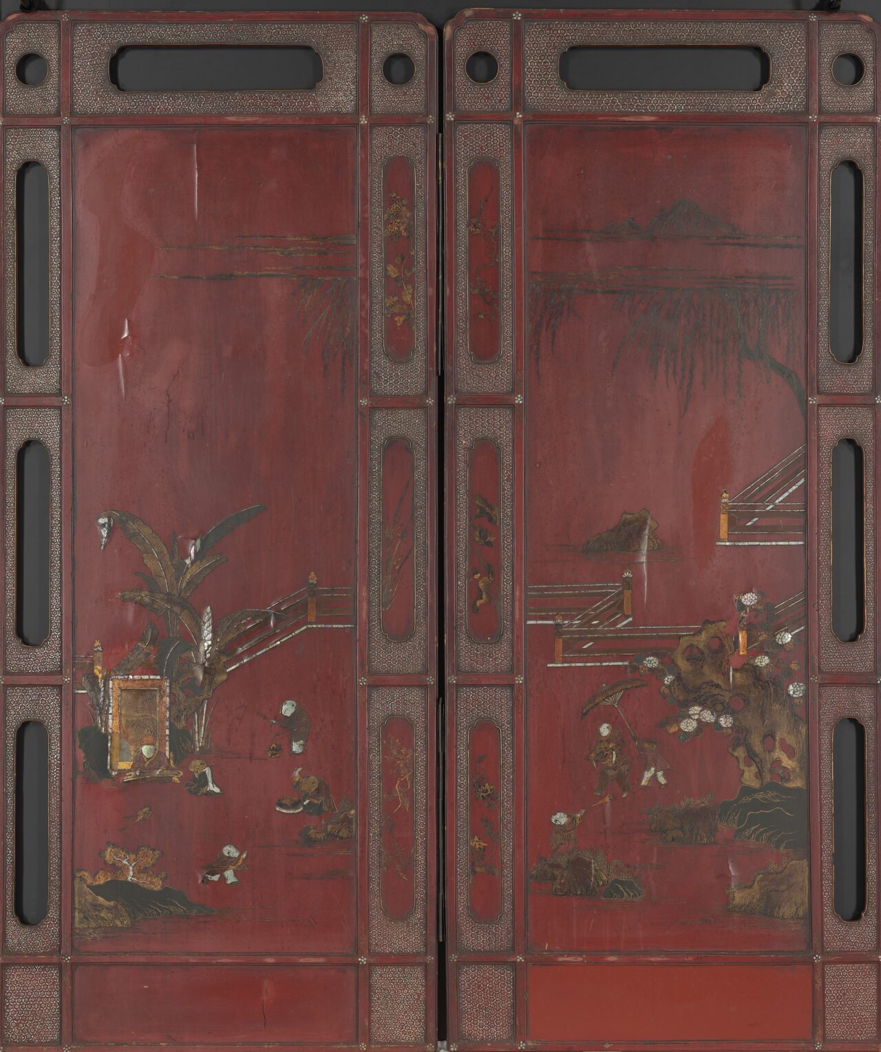 朱地青貝人物二枚折坐屏 | 藤田美術館 | FUJITA MUSEUM藤田美術館 | FUJITA MUSEUM